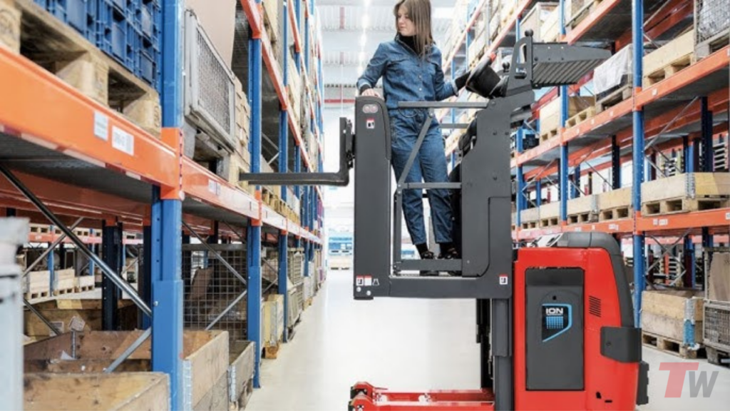 Linde vs. Raymond Turret Trucks: A Warehouse Expert's Choice