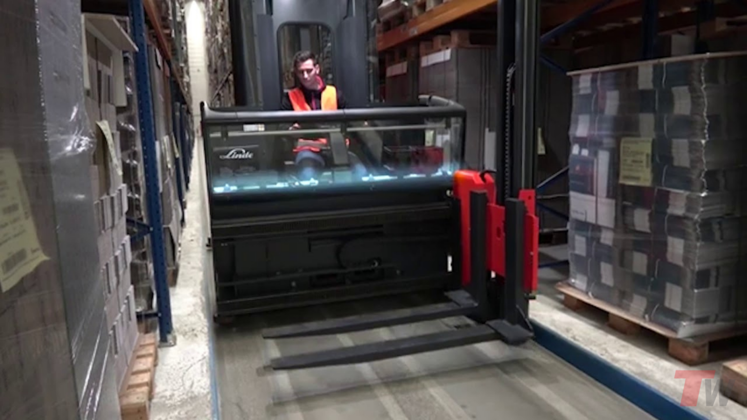 Linde vs. Raymond Turret Trucks: A Warehouse Expert's Choice